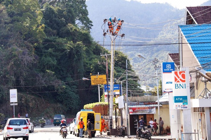 Senangnya! Distrik Kaureh di Papua Kini Terang Benderang