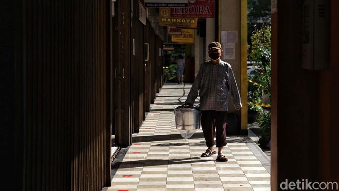 Melihat Ganjil-Genap di Pasar Koja Baru