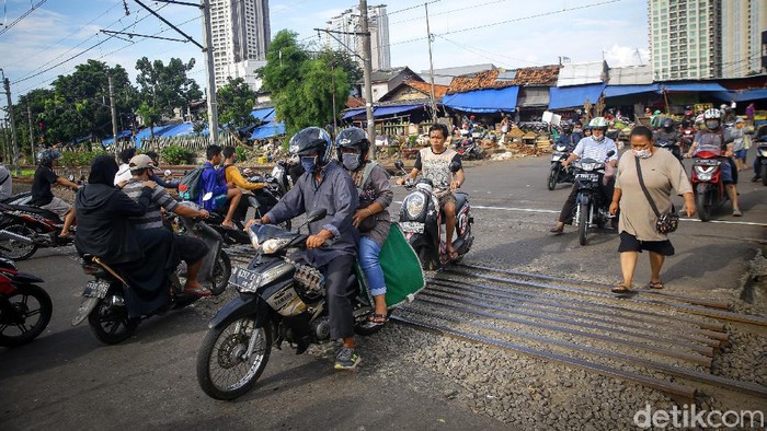 Pengendara Lawan Arah Merajalela di Pasar Kebayoran Lama