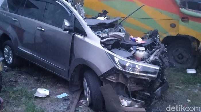 Penampakan Mobil Ringsek yang Seruduk Truk di Tol Pemalang