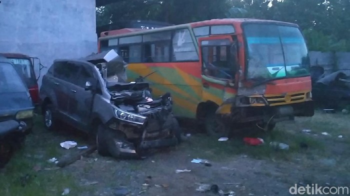 Penampakan Mobil Ringsek yang Seruduk Truk di Tol Pemalang