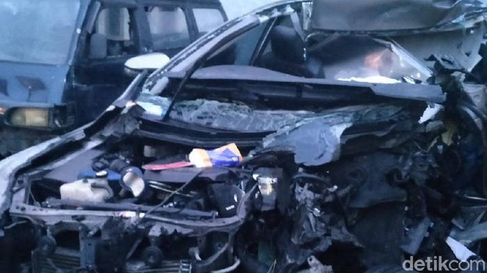 Penampakan Mobil Ringsek yang Seruduk Truk di Tol Pemalang