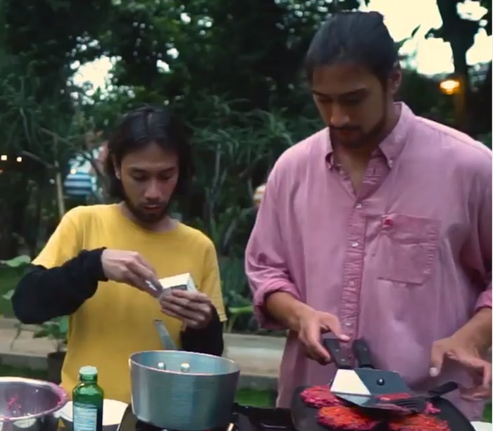 Menikahi Tara Basro, Ini Pesona Daniel Adnan Saat Kulineran