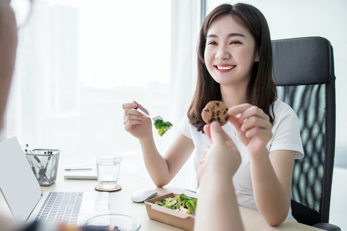 Jangan Asal Makan, Ini Camilan Tepat Saat Kembali Ngantor Jangan Asal Makan, Ini Camilan Tepat Saat Kembali Ngantor