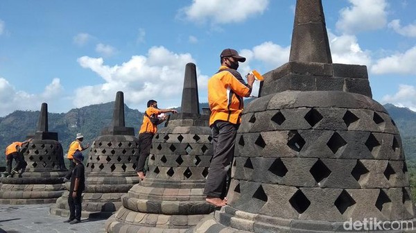 Petugas Bersihkan Abu Merapi dari Candi Borobudur