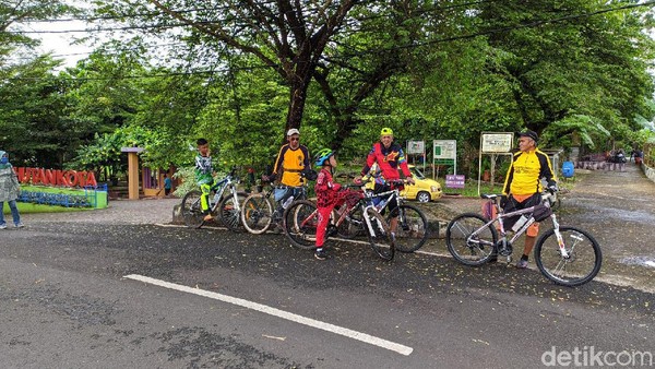 Asyiknya Gowes Sepeda Sembari Cuci Mata di Ciamis