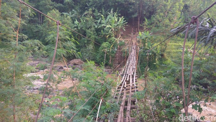Jembatan Gantung Penghubung 2 Desa di Bandung Barat Rusak Parah Jembatan Gantung Penghubung 2 Desa di Bandung Barat Rusak Parah