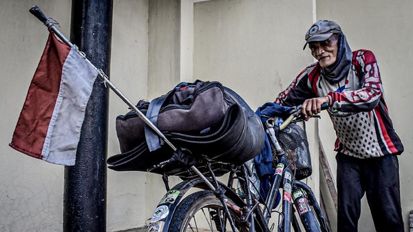 Foto: Pesepeda Gaek yang Gowes Sepeda Keliling Jawa-Bali