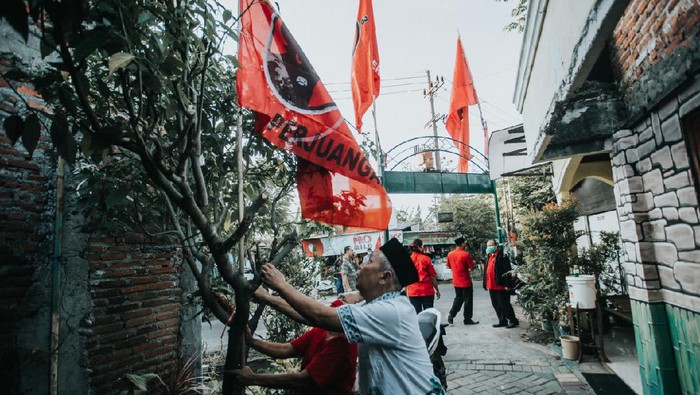 Kader Banteng Surabaya Kibarkan Bendera PDIP di Rumah dan Kampung Kader Banteng Surabaya Kibarkan Bendera PDIP di Rumah dan Kampung