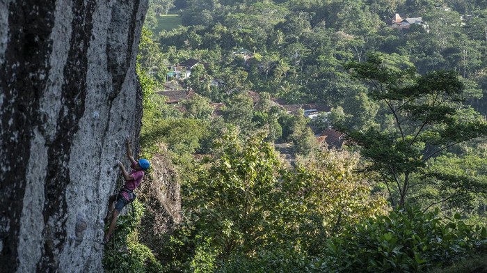Berlatih Panjat Tebing di Gunung Api Purba
