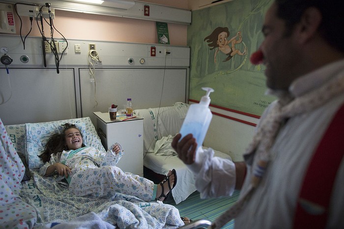 Mengenal Terapi Tertawa yang Baik untuk Kesehatan