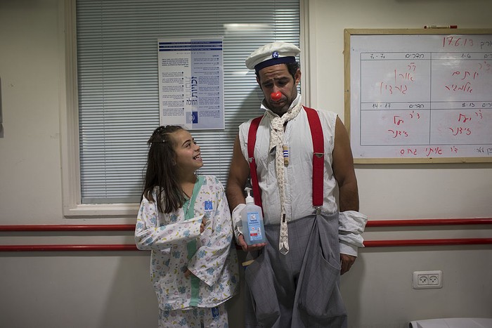 Mengenal Terapi Tertawa yang Baik untuk Kesehatan