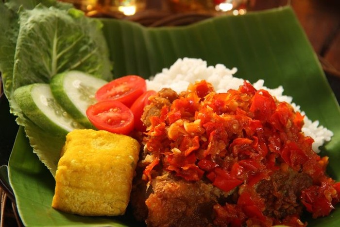 20 Makanan Serba Mercon Ada di Sini