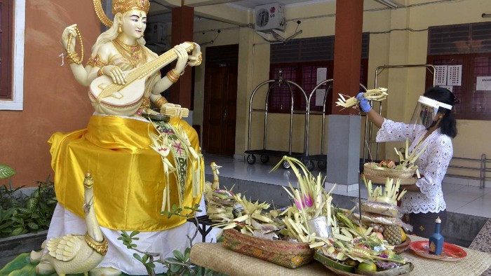 Suasana Perayaan Hari Raya Saraswati di Bali Suasana Perayaan Hari Raya Saraswati di Bali