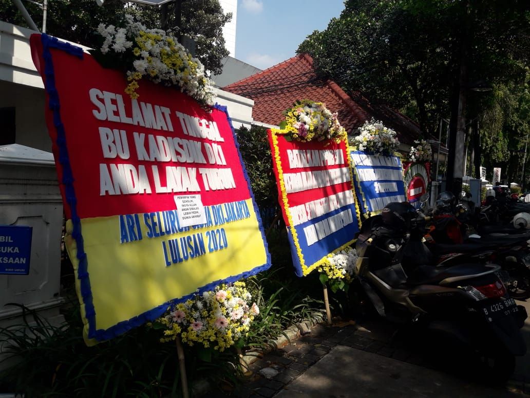 Ortu Siswa Protes PPDB DKI, Kantor Anies 'Diserbu' Karangan Bunga ... Ortu Siswa Protes PPDB DKI, Kantor Anies 'Diserbu' Karangan Bunga ...