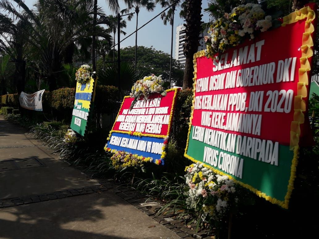Ortu Siswa Protes PPDB DKI, Kantor Anies 'Diserbu' Karangan Bunga ... Ortu Siswa Protes PPDB DKI, Kantor Anies 'Diserbu' Karangan Bunga ...