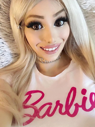 Penampilan Bak Barbie, Wanita Ini Dianggap Terlalu Seksi untuk Kerja ...