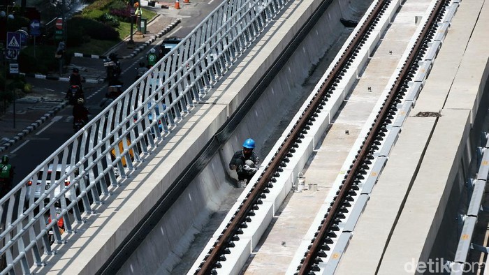 Sudah Dipasangi Rel, Begini Penampakan Proyek LRT di Kuningan