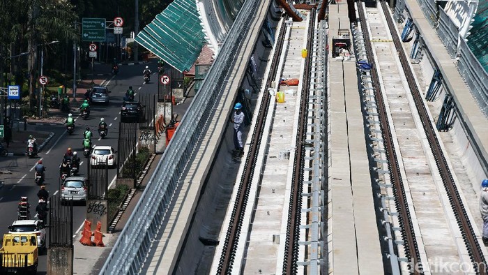 Sudah Dipasangi Rel, Begini Penampakan Proyek LRT di Kuningan