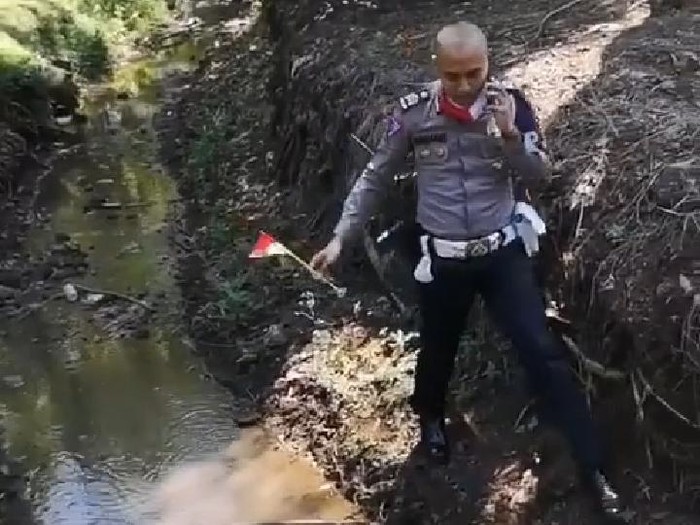 Viral Polisi Mengambil Bendera Merah Putih Di Selokan Begini Faktanya