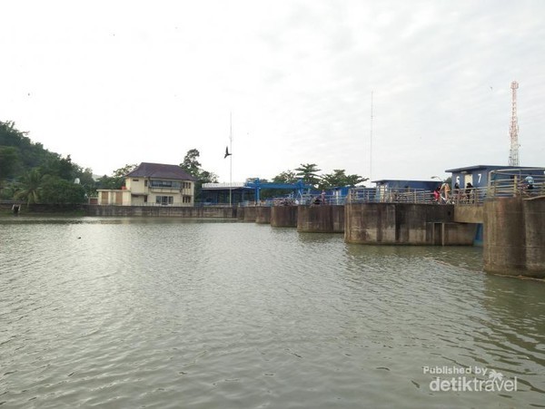Damainya Bersepeda Pagi di Bendung Gerak Serayu
