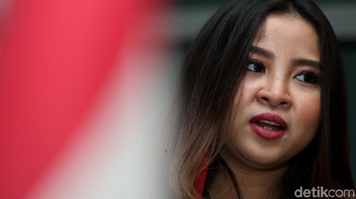 Senyum Manis Melan Si Putri John Kei