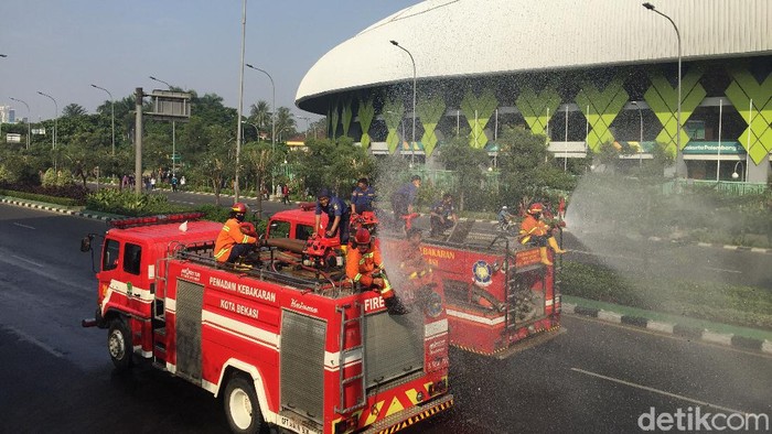 CFD Berakhir, Jalan Jenderal Ahmad Yani Bekasi Disemprot Disinfektan CFD Berakhir, Jalan Jenderal Ahmad Yani Bekasi Disemprot Disinfektan