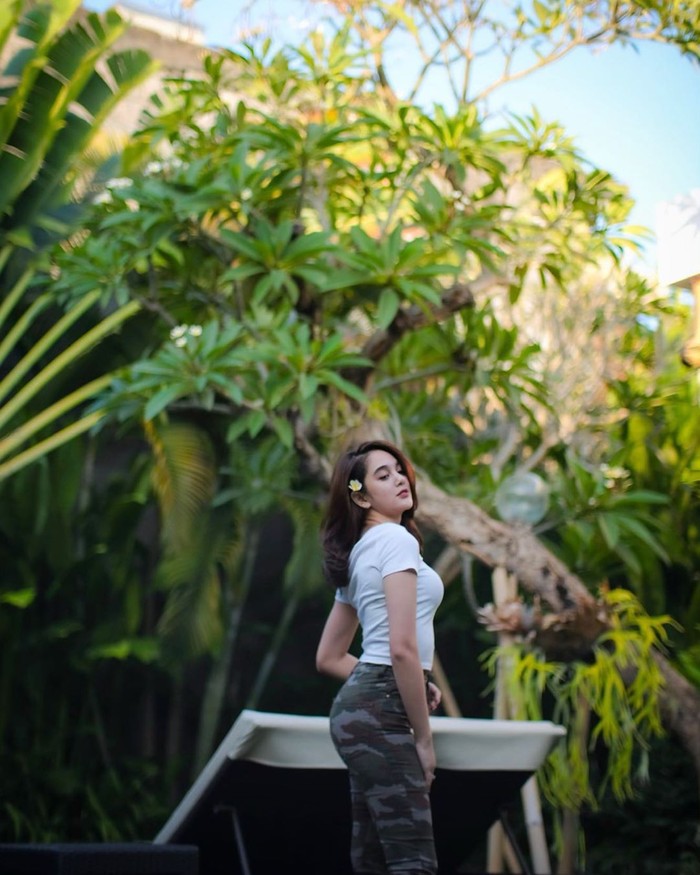 Senyum Hana Hanifah Saat Liburan di Destinasi Indonesia