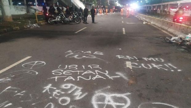 Massa Demo Bubar, Aneka Coretan Penuhi Tembok di Sekitar DPR Massa Demo Bubar, Aneka Coretan Penuhi Tembok di Sekitar DPR