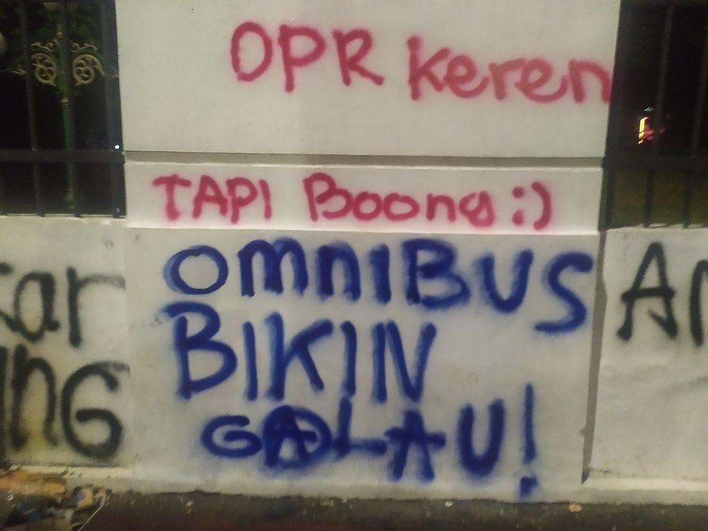 Massa Demo Bubar, Aneka Coretan Penuhi Tembok di Sekitar DPR Massa Demo Bubar, Aneka Coretan Penuhi Tembok di Sekitar DPR