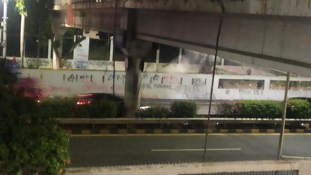 Massa Demo Bubar, Aneka Coretan Penuhi Tembok di Sekitar DPR Massa Demo Bubar, Aneka Coretan Penuhi Tembok di Sekitar DPR