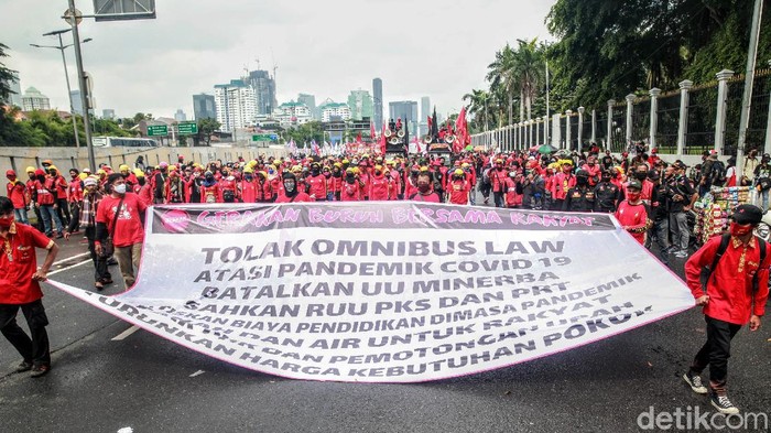 Massa Buruh dan Petani Menyemut di Depan Gedung DPR Massa Buruh dan Petani Menyemut di Depan Gedung DPR