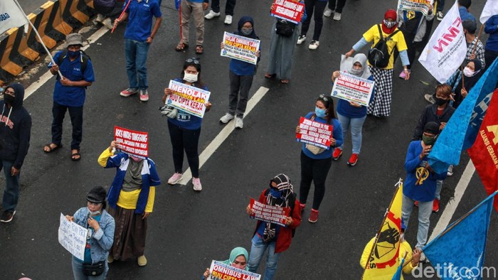 Massa Buruh dan Petani Menyemut di Depan Gedung DPR Massa Buruh dan Petani Menyemut di Depan Gedung DPR