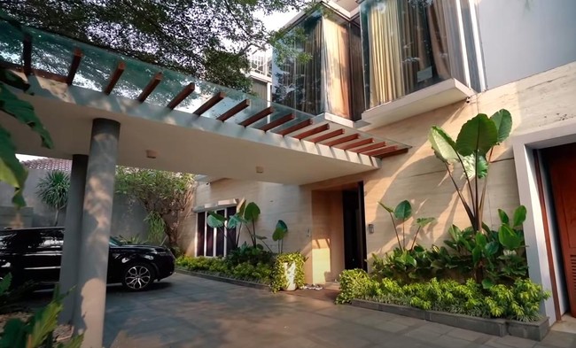 9 Potret Rumah Mewah Rossa, Kamar Mandinya Bikin Pangling