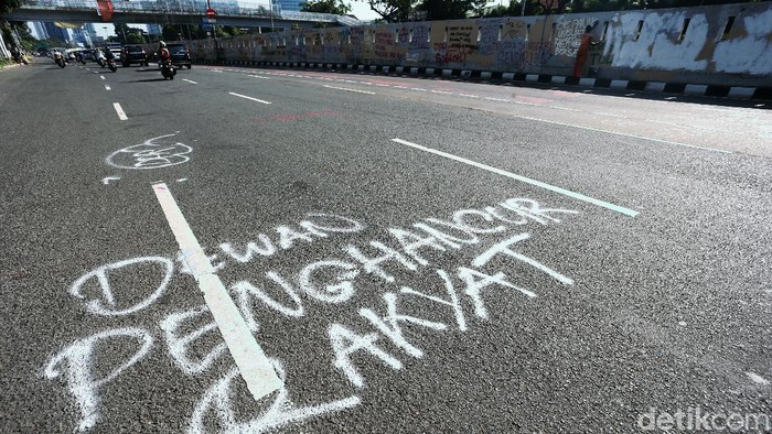 Aneka Coretan di Tembok Sekitar Gedung DPR Dibersihkan