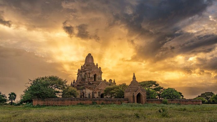 Terpesona Kota 10.000 Kuil di Myanmar