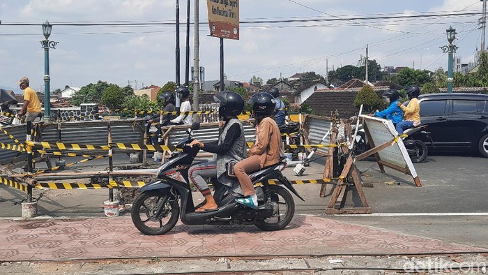 Viral Video Pemotor Terperosok dalam Galian di Jembatan Sayidan Yogya Viral Video Pemotor Terperosok dalam Galian di Jembatan Sayidan Yogya