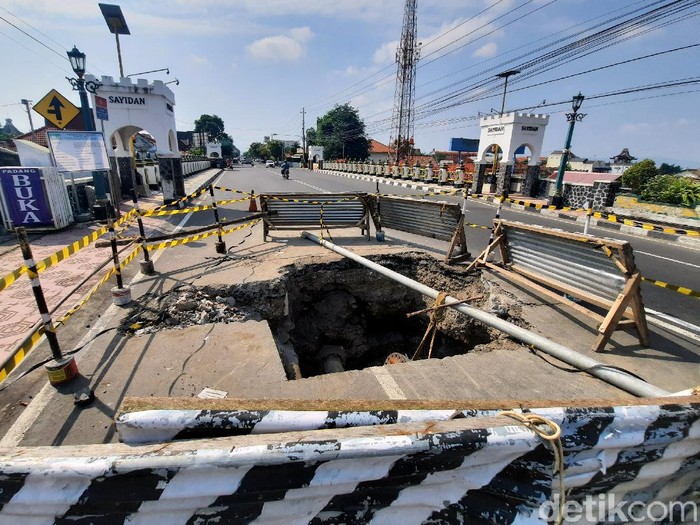 Pemotor Terperosok Lubang di Jembatan Sayidan, Pemkot Yogya Minta Maaf Pemotor Terperosok Lubang di Jembatan Sayidan, Pemkot Yogya Minta Maaf
