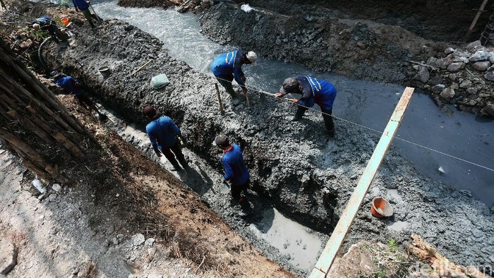 Potret Perbaikan Turap di Utan Kayu Selatan