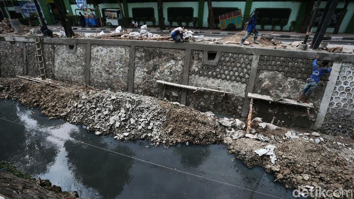 Potret Perbaikan Turap di Utan Kayu Selatan