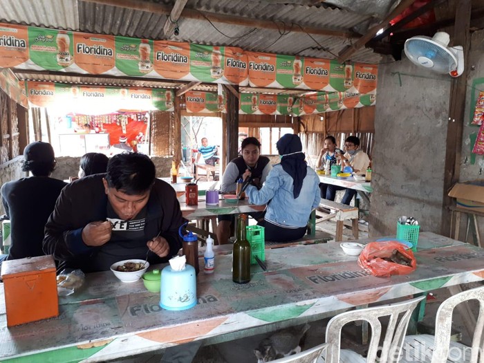 Slurpp! Ini Bakso Kuah 'Comberan' yang Hits di Depok