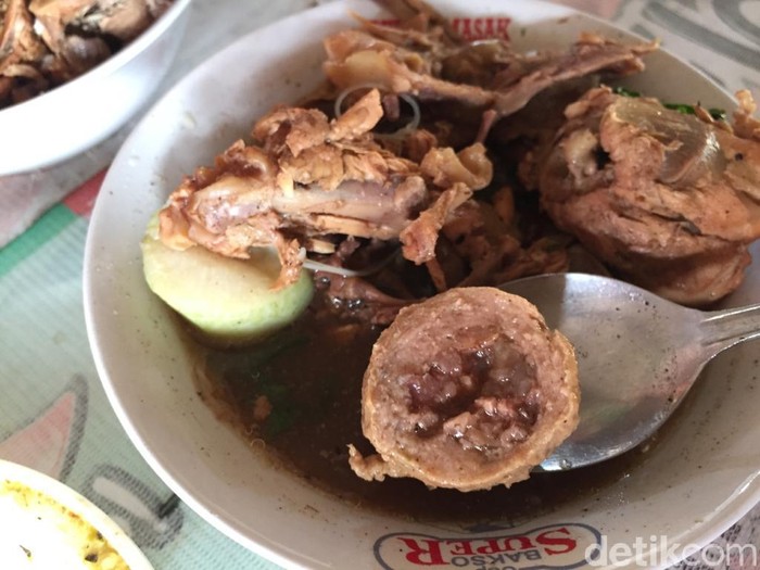 Slurpp! Ini Bakso Kuah 'Comberan' yang Hits di Depok