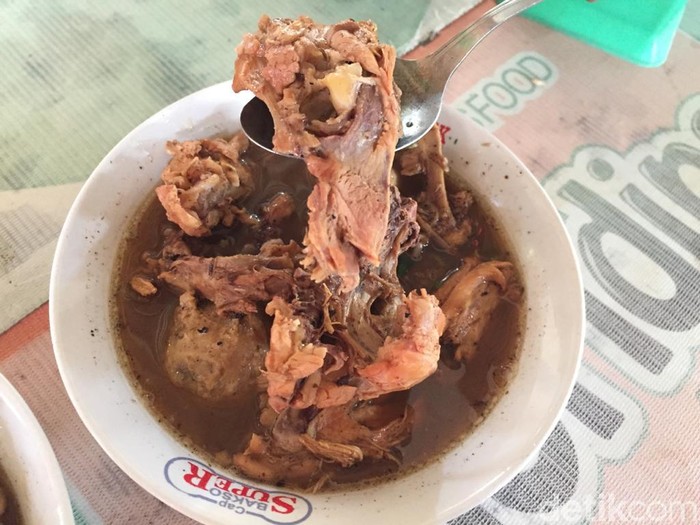 Slurpp! Ini Bakso Kuah 'Comberan' yang Hits di Depok