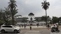 Jabar Hari Ini: Gedung Sate Masih Lockdown-RS Beri Dokter 4 Masker Sebulan