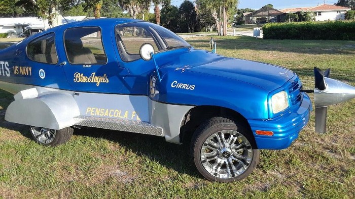 Bentuk Unik Mobil Pakai Buntut Pesawat Capung