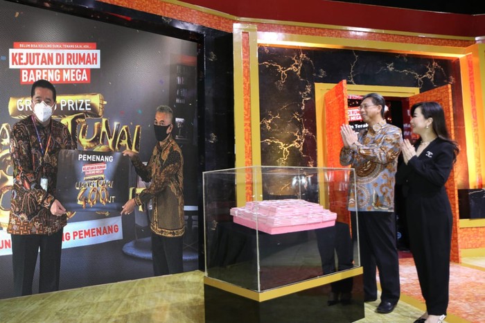 Penyerahan Hadiah Grand Prize Kejutan di Rumah Bareng Mega
