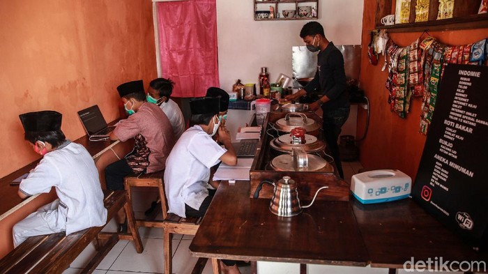 Ada WiFi Gratis, Warkopi di Tangsel Ini Diserbu Siswa SD