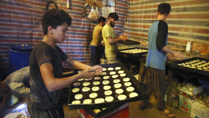 Mengintip Warga Afghanistan Bikin Roti Jelang Idul Adha