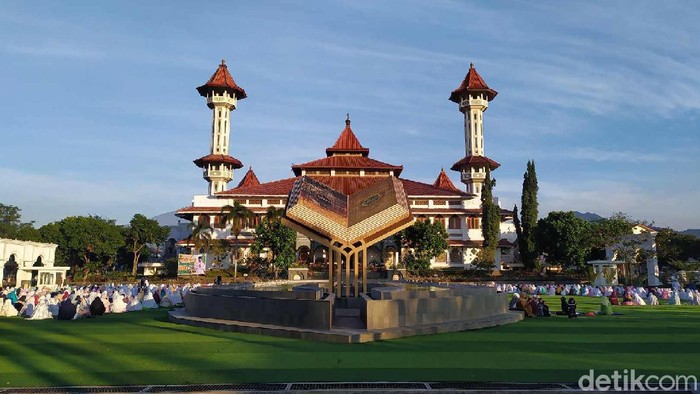 Umat Islam di Cianjur Salat Idul Adha di Masjid Agung dan Alun-alun Umat Islam di Cianjur Salat Idul Adha di Masjid Agung dan Alun-alun