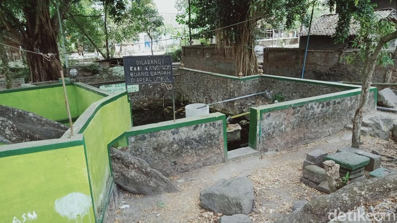 Mata Air di Klaten Ini Dipenuhi Batu Runtuhan Candi